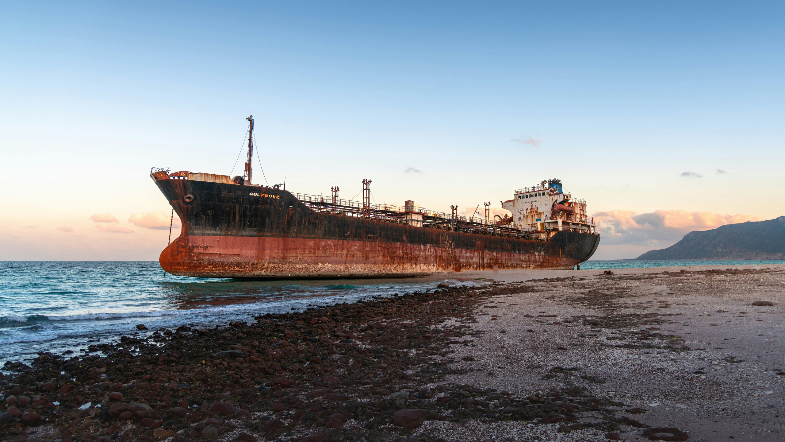 2560x1440 A Shipwreck On The Shore Of The Socotra Island 1440P ...