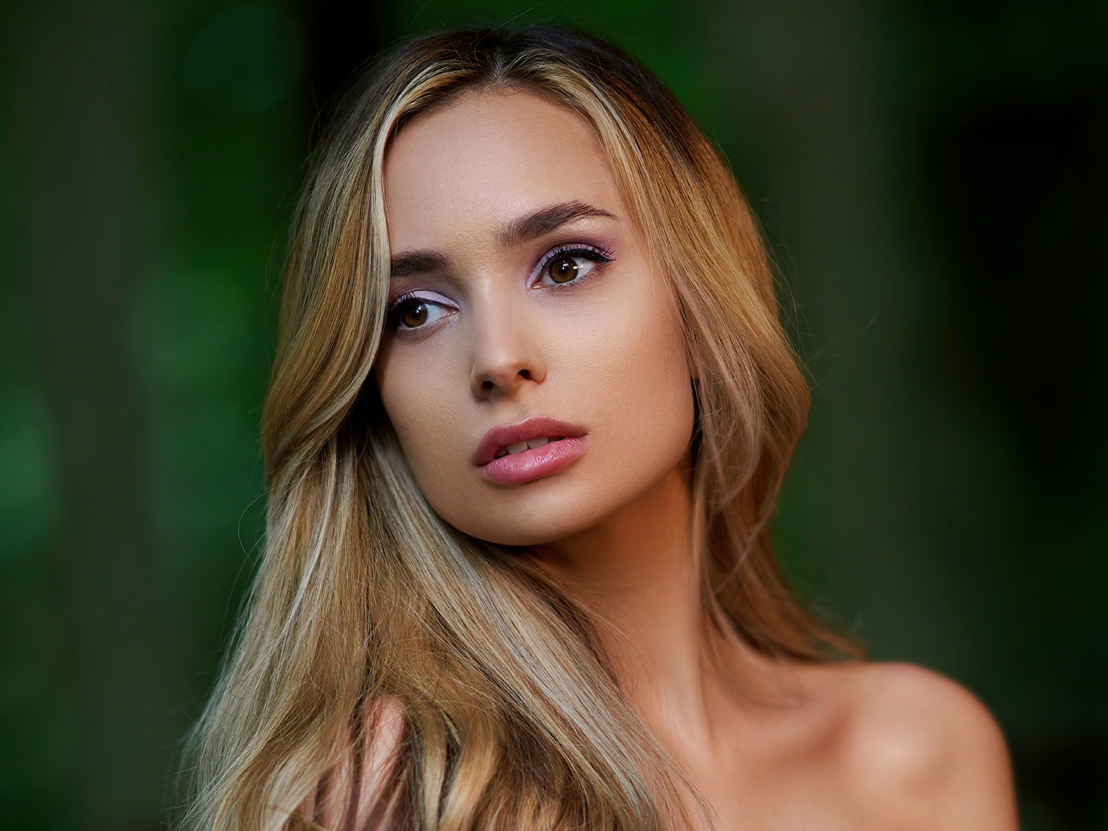 1600x1200 Blonde Girl Glance Beauty 4k Wallpaper 1600x1200 Resolution