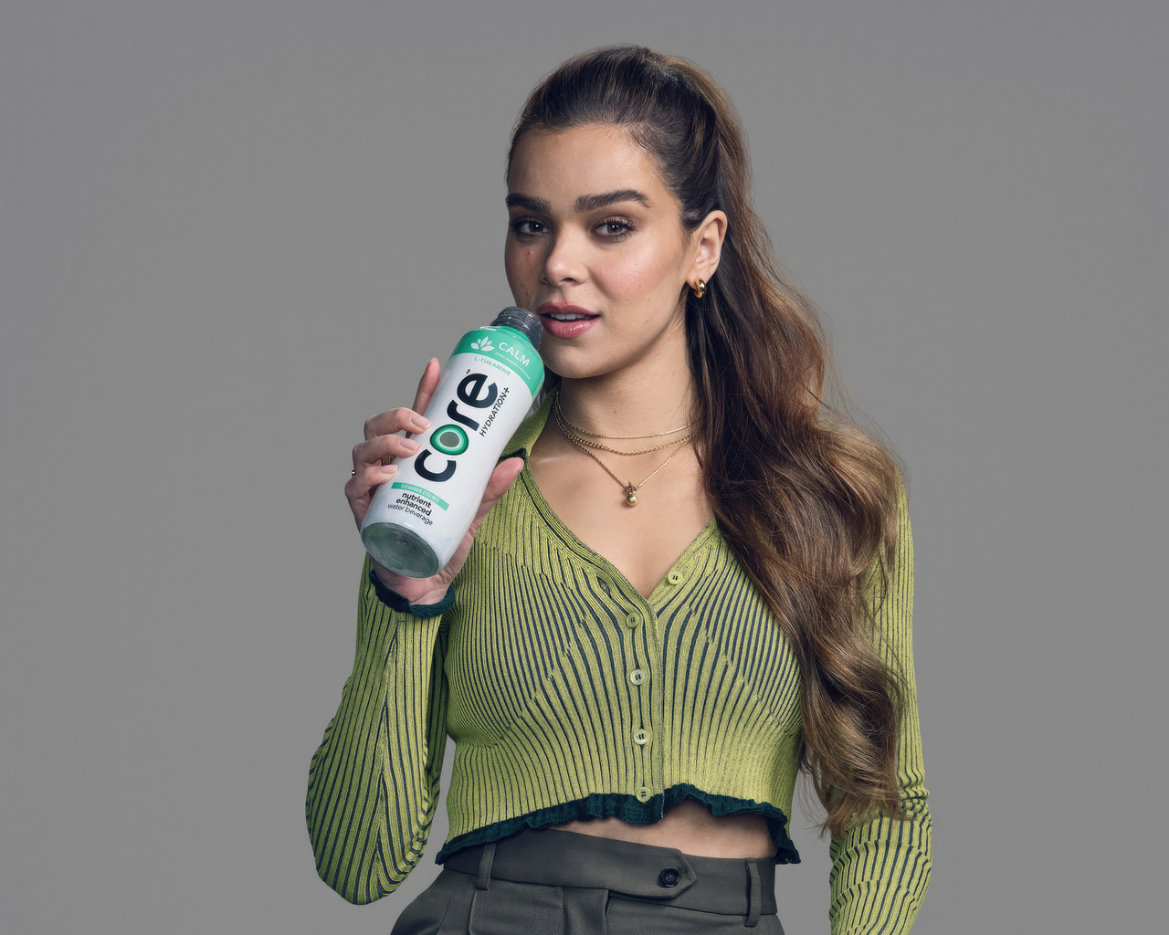 1280x1024 Hailee Steinfeld Core Hydration 2023 4k Wallpaper,1280x1024 ...