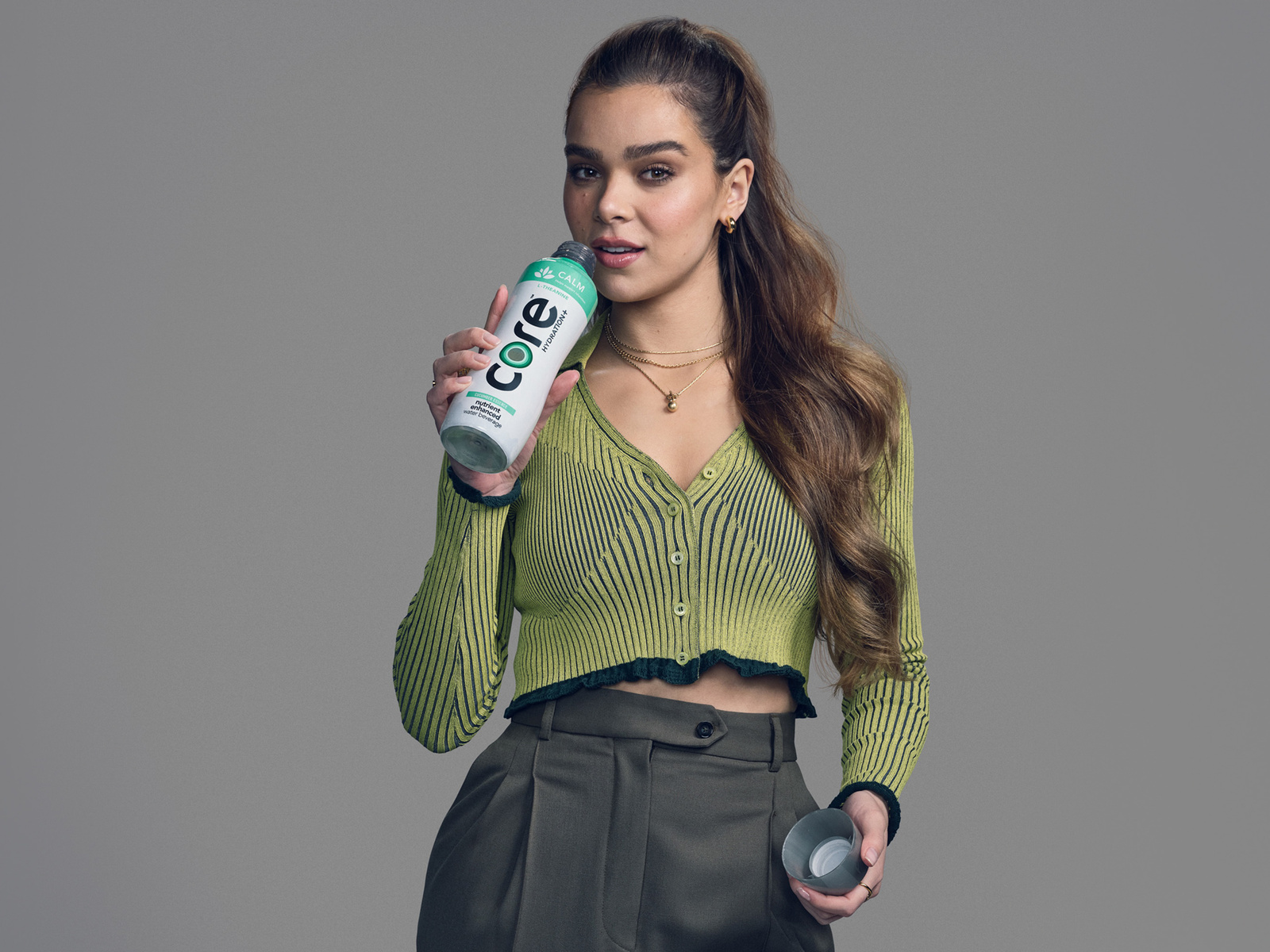 1600x1200 Hailee Steinfeld Core Hydration Promos 2023 Wallpaper ...
