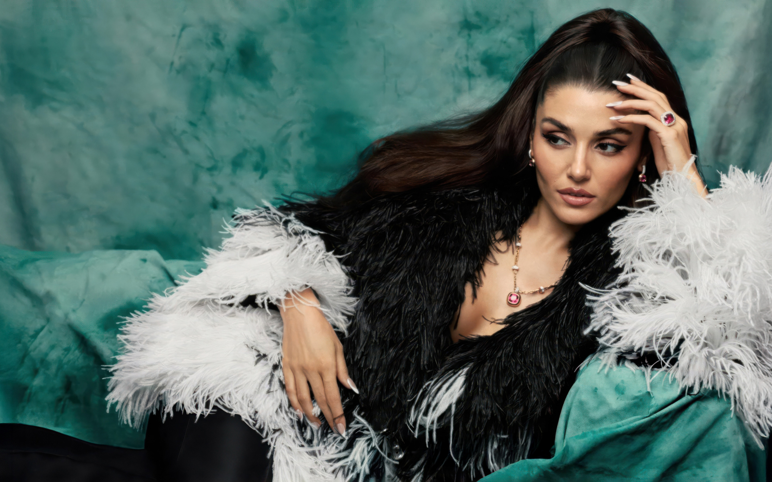 2560x1600 Hande Ercel X Grazia Italia 2025 Wallpaper,2560x1600 ...