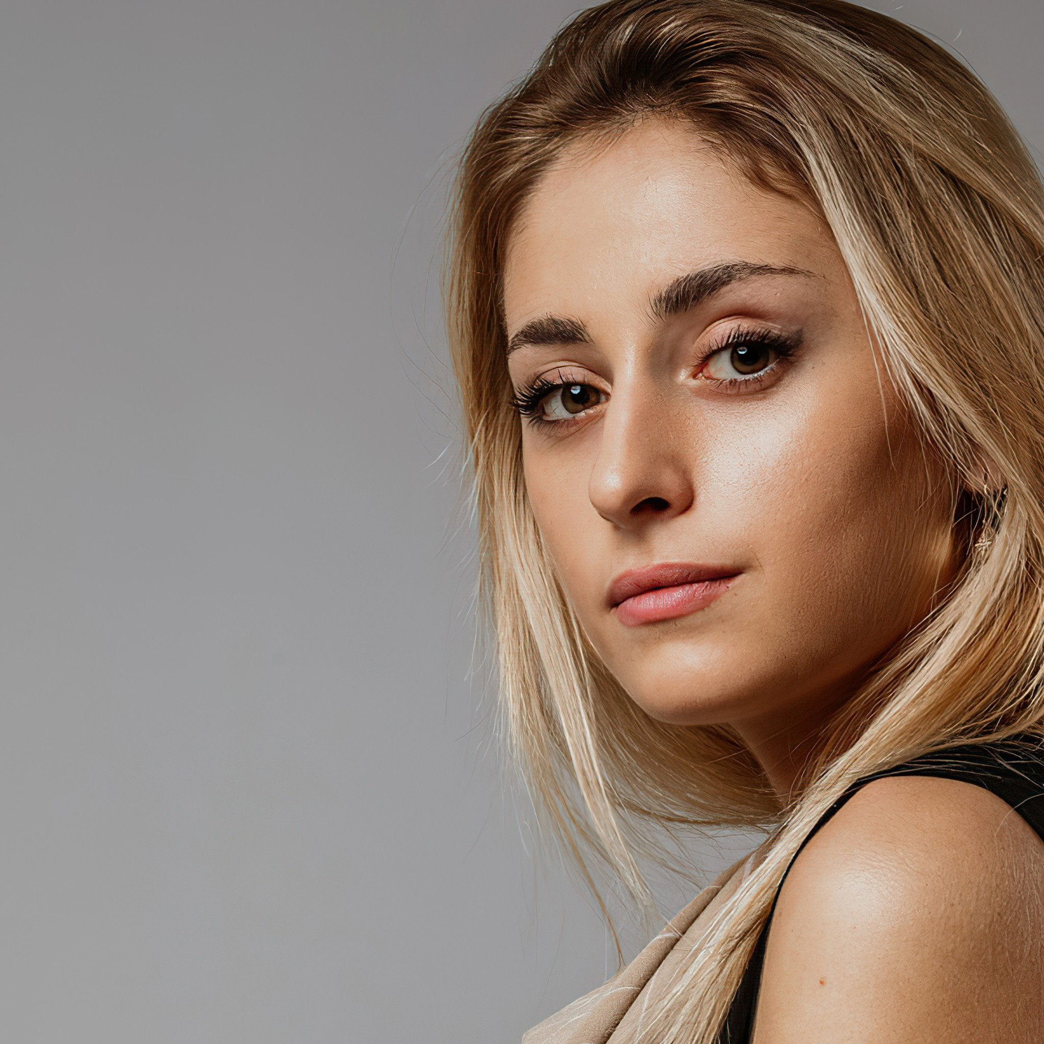 2048x2048 Laura Model Looking At Viewer 4k Ipad Air ,HD 4k Wallpapers ...