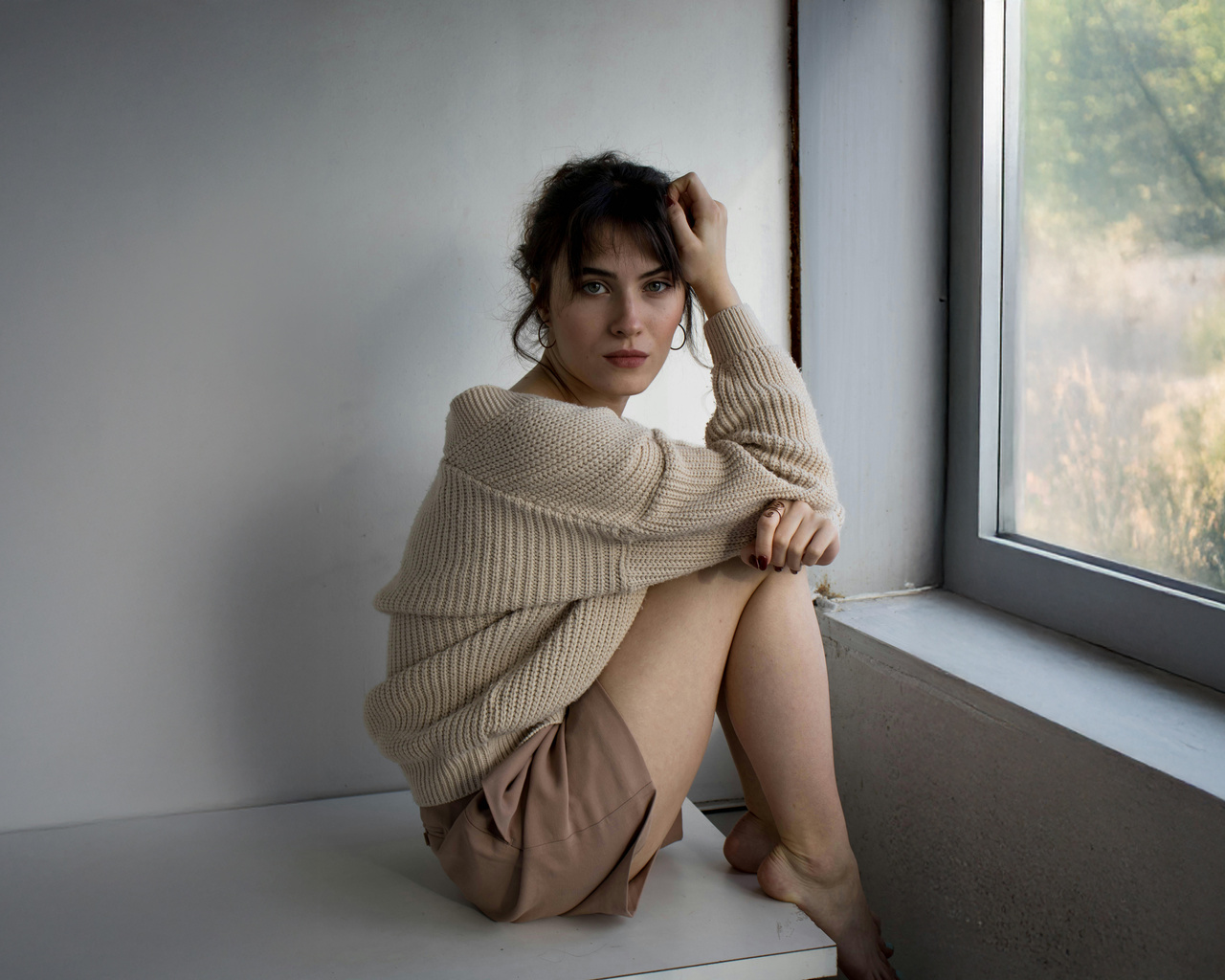 1280x1024 Model Looking At Viewer Cozy Corners Wallpaper,1280x1024 Resolution HD 4k Wallpapers ...