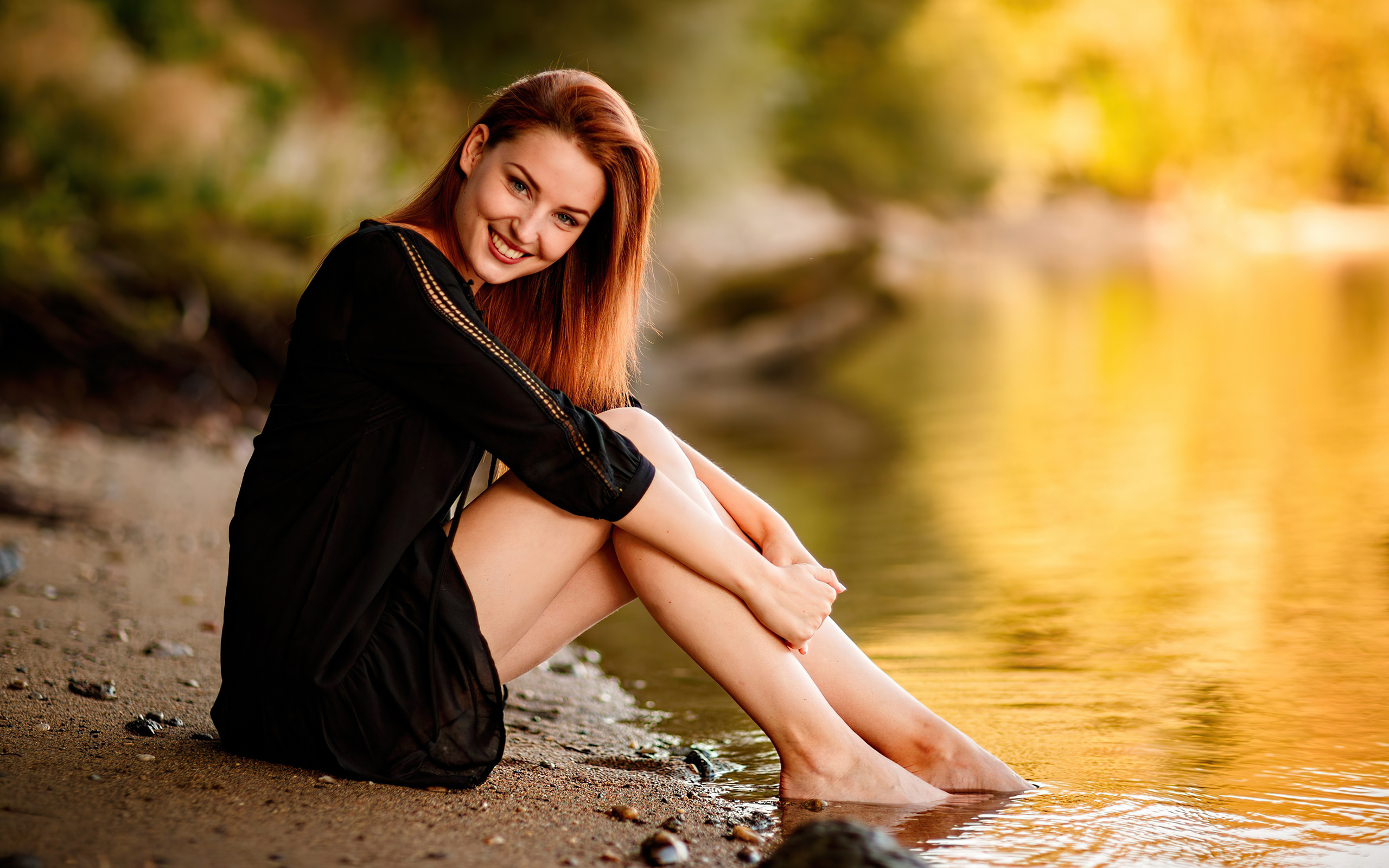 2560x1600 Red Head Girl Smiling Water Bokeh Wallpaper 2560x1600