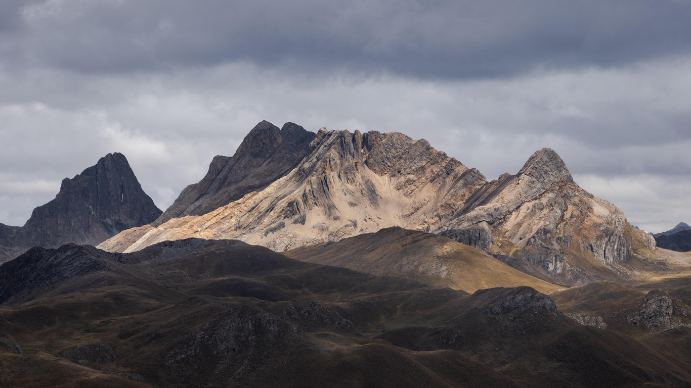 1366x768 Sun Breaking Through The Clouds In The Cordillera Huayhuash ...