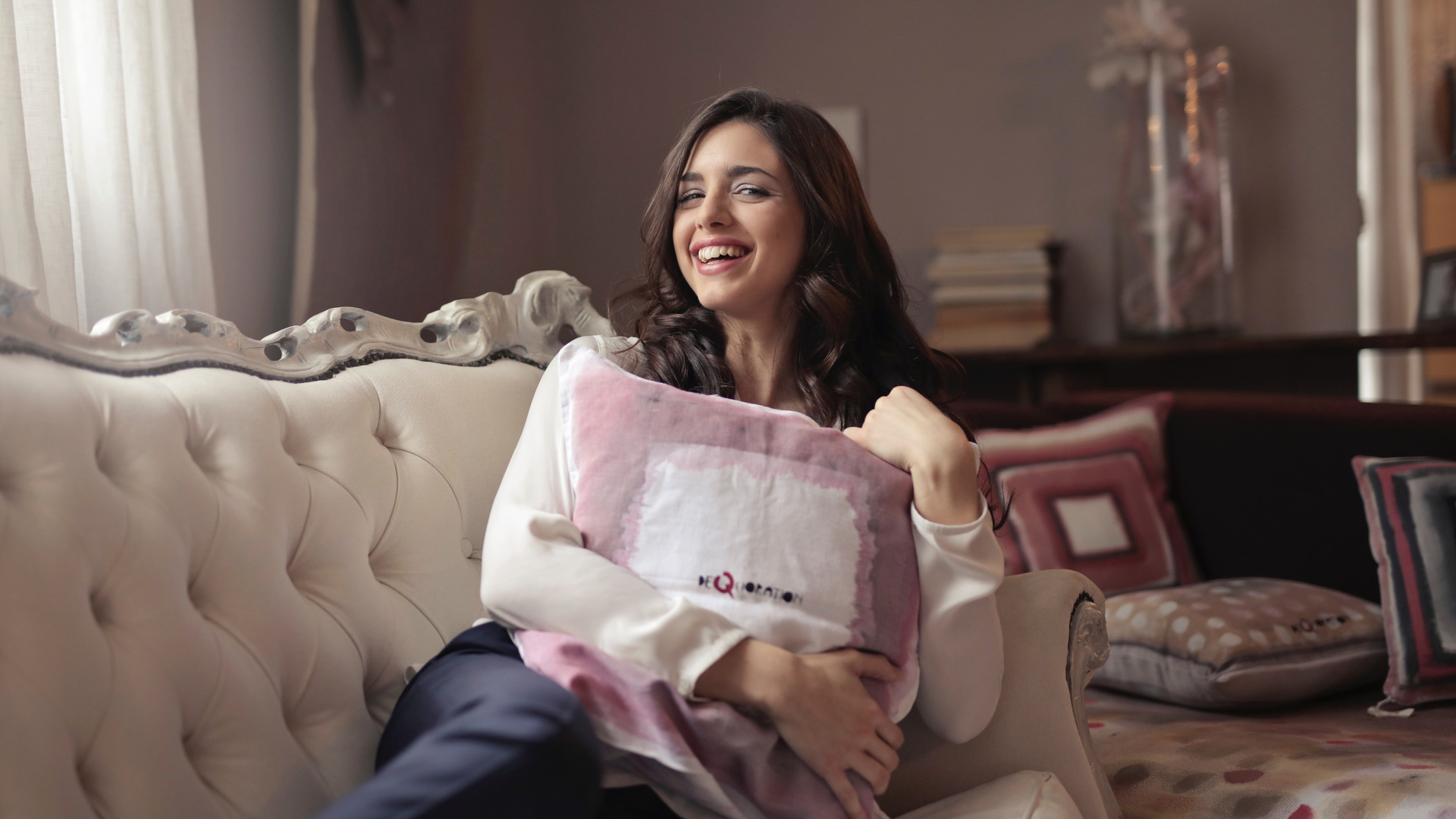 1920x1080 Woman Sitting On The Couch Laptop Full HD 1080P ,HD 4k ...