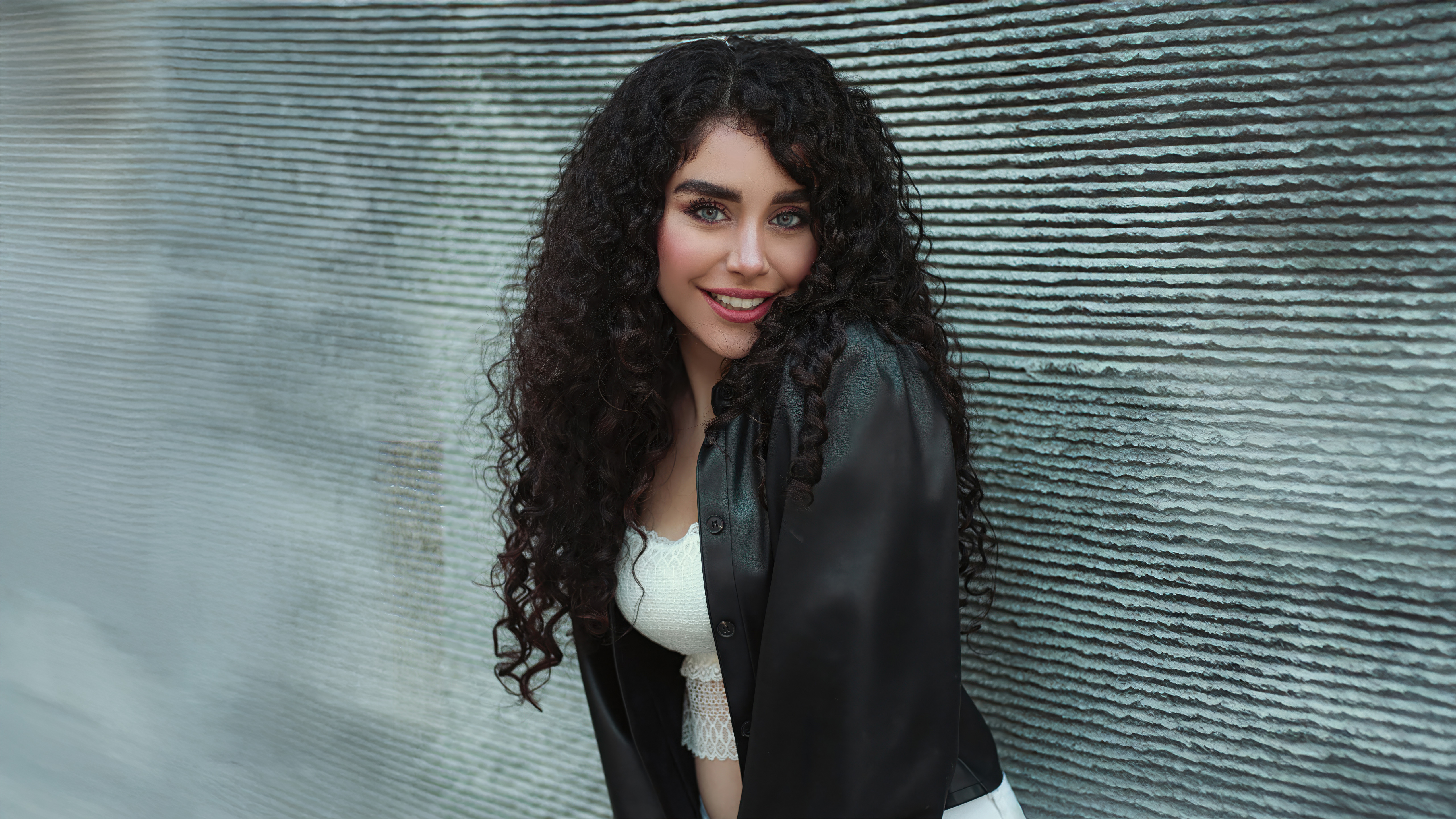 Curly Hair Girl Look At Viewer While Smiling Wallpaper,HD Girls ...