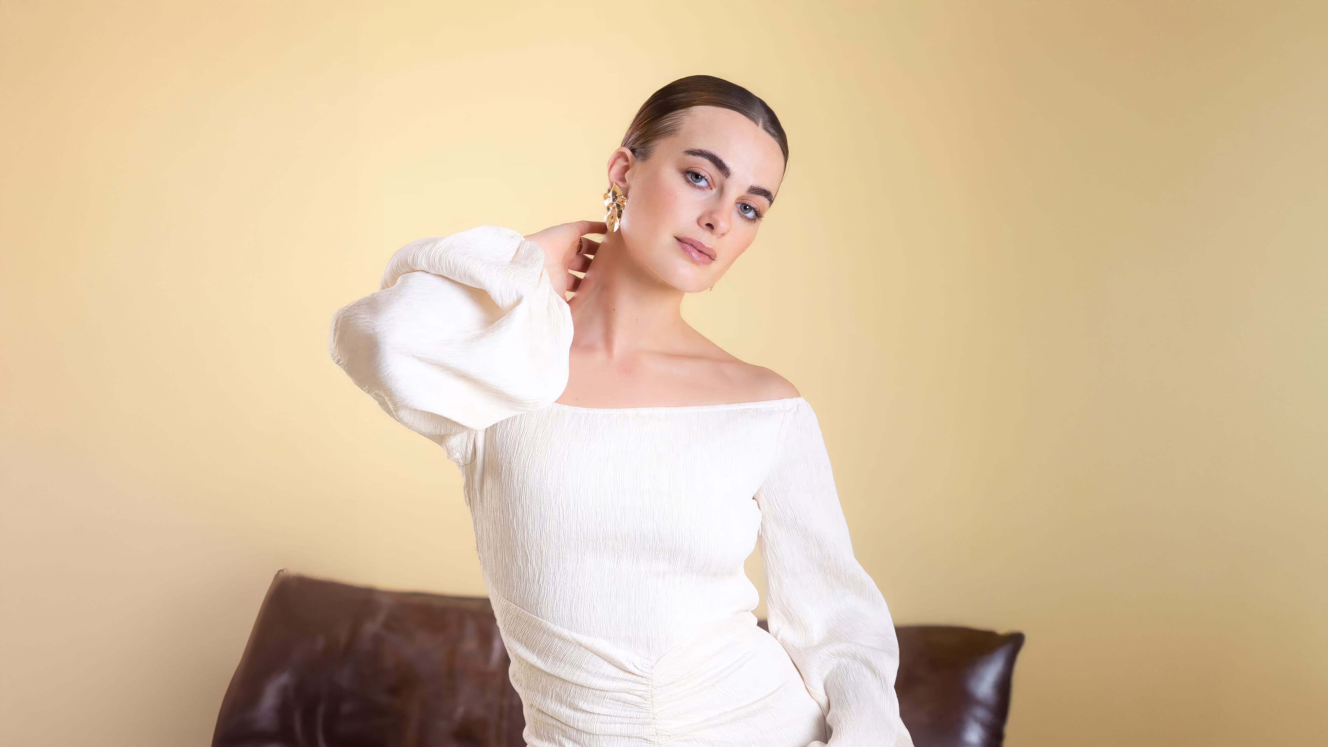 1080x2280 The Girl In White Who Steals The Scene One Plus 6,Huawei p20 ...